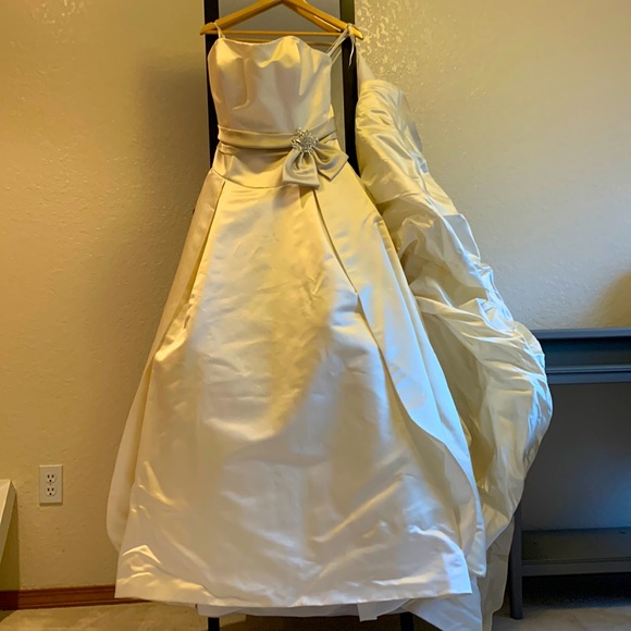 2Be Bridal | Dresses | Stunning Floor Model 2be Bridal Ball Gown Style ...